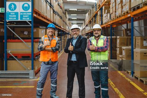 세 명의 물류 창고 노동자 팀이 함께 일하고 팔짱을 끼고 작업복을 입고 카메라를 바라보는 단체 초상화 3 명에 대한 스톡 사진 및 기타 이미지 Istock