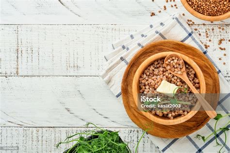 오래된 흰색 나무 배경에 파슬리 잎과 버터와 그릇에 메밀 죽 수제 음식 건강한 식단을 위한 글루텐 프리 고대 곡물 맨 위 보기입니다 공간을 복사합니다 0명에 대한 스톡 사진