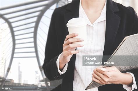 커피 한잔 들고 문서 보고서 도시 서둘러 시간에 산책 하는 사업가의 닫습니다 비즈니스와 라이프 스타일 개념 거리에 대한 스톡 사진 및 기타 이미지 Istock