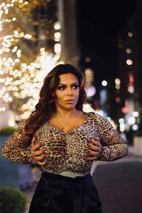 Foto Sheyla Hershey Chegou A Ter 5 5 Litros De Silicone Em Cada Seio