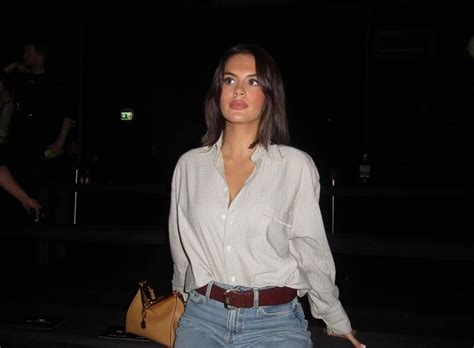 Maria Guardiola Revela Su Nuevo Look Con Indecisión Selfie En El