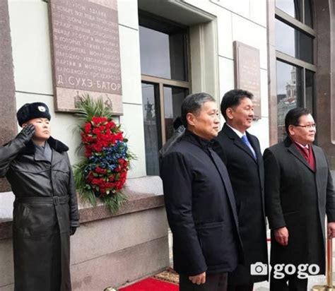 Монголын түүхийг гэрчлэх дурсгалын самбарт цэцэг өргөв