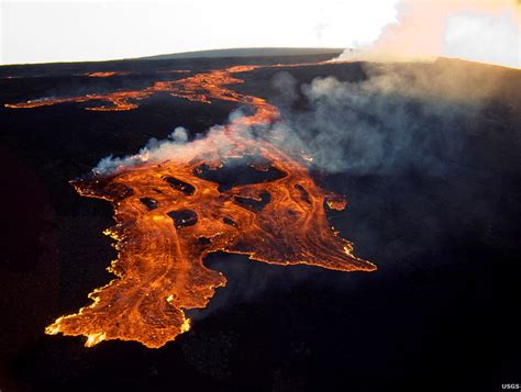 Hawaiis Mauna Loa Volcano Erupts Reuters