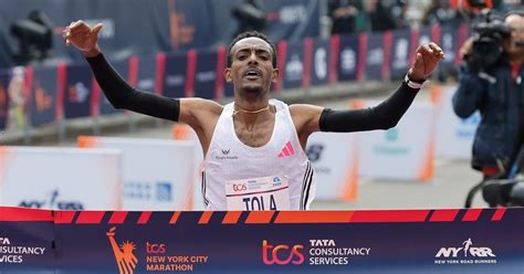 뉴욕마라톤 결승선 끊는 남자 우승자 타미라트 톨라