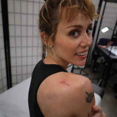 Miley Cyrus Fingertattoos
