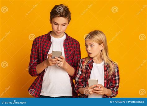Imagen De Una Joven Espiando Y Mirando El Smartphone De Su Novio