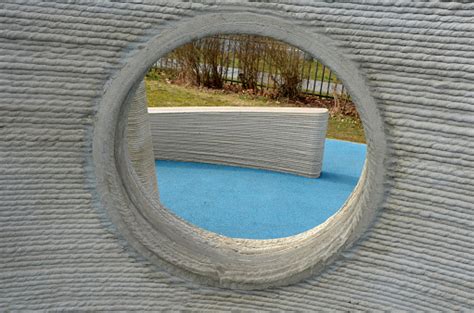 뒤틀린 난간 파쿠르와 새로운 스포츠와 콘크리트 벽의 톱니 모양 거친 표면 그 목적은 효과적으로 이동하고 다양한 장애물을 관리하는 법을 배우는 것입니다 장애물 코스 점프 등반