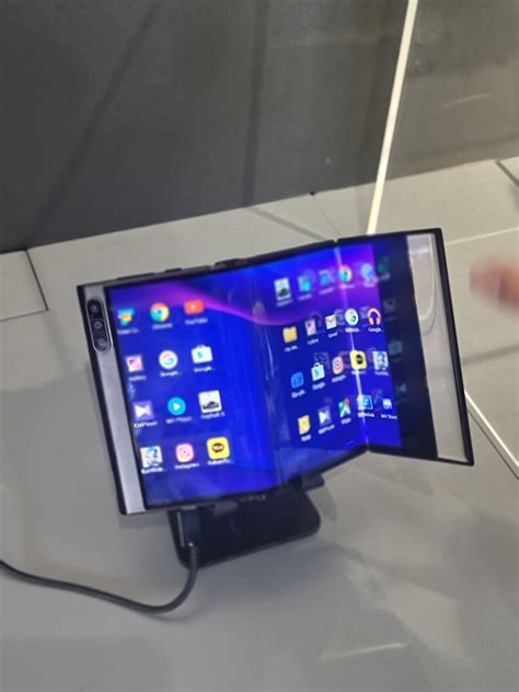 ㅇㅂx 2번 접히는 폰 직접 보니까 신기하네 치지직 에펨코리아