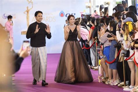 ရုပ်ရှင်မင်းသား ဒေါင်းပါဝင်သော ကျောက်ဖရားမှ ဧရာ၀တီ သို့ ရုပ်သံ ဇတ်လမ်း တွဲက ဆုနှစ်ဆုရရှိ