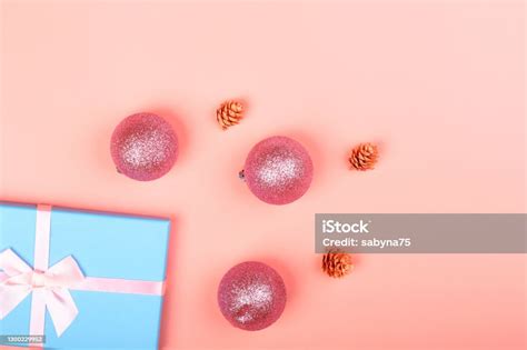 분홍색 배경에 리본과 크리스마스 장난감이있는 파란색 반짝이 선물 상자 텍스트에 대한 빈 장소와 미니멀 크리스마스 배경 겨울에 대한 스톡 사진 및 기타 이미지 Istock