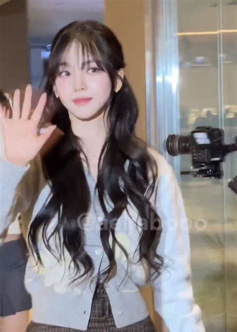 Aespas Karina Goes Viral For Her Insanely Small Head Size In Comparison To Airpods Karina