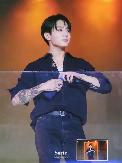 Jung Kook Thu Hút đám đông Khủng Tại Mỹ Lấp Kín Quảng Trường Thời đại Với Dòng Người Chờ Sân