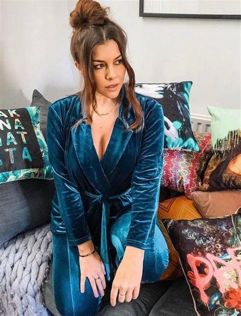 Imogen Thomas Scrolller