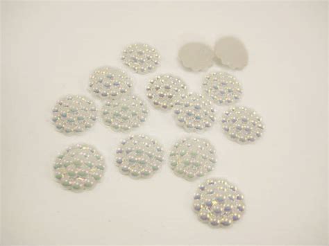 Полубусина Малинка диаметром 13 мм белого цвета без отверстий