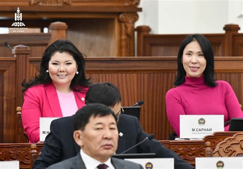 УИХ ын эмэгтэй гишүүд ягаан өнгөөр жигдэрчээ