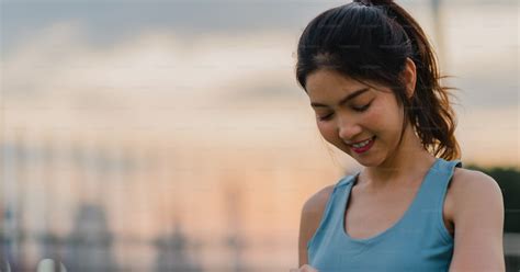 아름 다운 젊은 아시아 운동 선수 아가씨는 도시 환경에서 스트레칭 운동을합니다 이른 아침에 보도 다리에서 운동복을 입은 일본 십대 소녀 도시에서 활약 하는 라이프 스타일