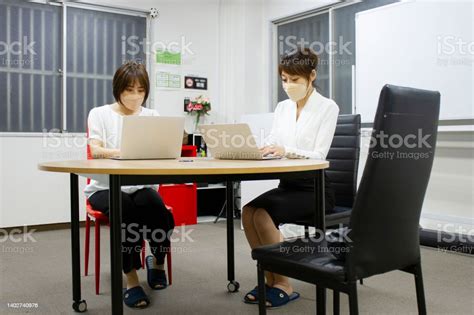 두 명의 비즈니스 여성이 원형 테이블에 앉아 함께 일합니다 2명에 대한 스톡 사진 및 기타 이미지 2명 30 34세 45 49세 Istock