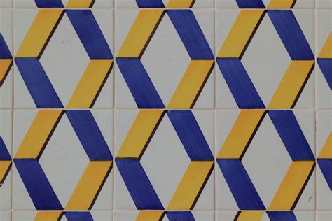 무료 이미지 바닥 벽 무늬 선 색깔 세라믹 타일 푸른 노랑 장난감 원 미술 디자인 삼각형 대칭 모자이크 포르투갈 모양 정규병 피복