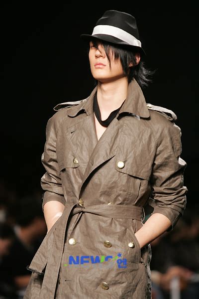 포토엔 서울컬렉션 예학영한쪽 눈으로도 워킹 잘하네 네이트 연예