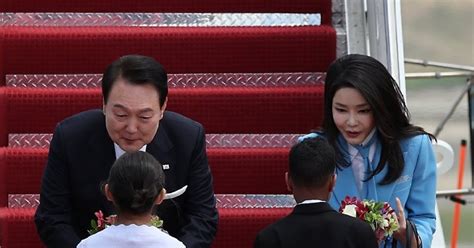 환영 꽃다발 받는 윤석열 대통령 내외