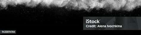 방울이있는 추상적 인 안개의 파노라마 뷰 검은 배경에서 움직이는 하얀 구름 안개 또는 스모그 연기 물리적 구조에 대한 스톡 사진 및 기타 이미지 Istock
