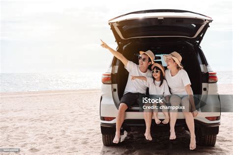 Foto De Família Feliz Viajando Desfrutar De Férias Com Viagem De Carro