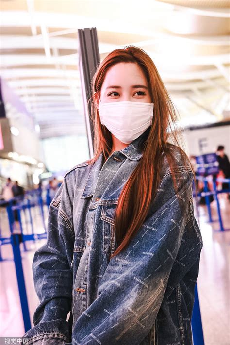 欧阳妮妮浦东机场送欧阳娜娜上学 举手机拍照留念 搜狐大视野 搜狐新闻