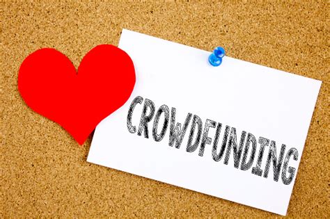 사업 기금 모금 프로젝트 자금 및 스티커 메모 알림 코르크 배경 복사 공간에 사랑에 대 한 Crowdfunding 개념을 보여주는 텍스트 캡션 영감 쓰기 개념적 손 개념에