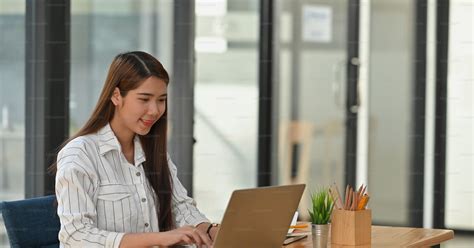 현대 사무실에서 노트북에 타이핑하는 동안 비즈니스 여성 사진 Unsplash의 태국 이미지