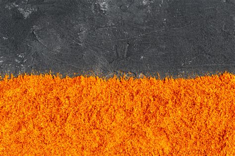 복사 공간이있는 검은 콘크리트 배경에 흩어져있는 붉은 칠리 고추 향신료 매크로 상단 보기 건강한 식생활 개념 가루로 빻은에 대한 스톡 사진 및 기타 이미지 Istock