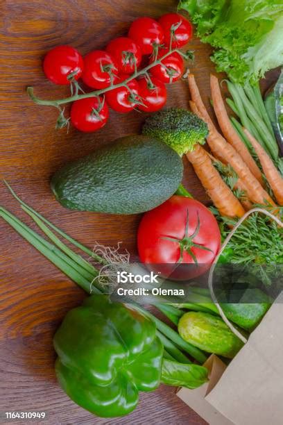 Makanan Sehat Dalam Kantong Kertas Lengkap Dari Produk Yang Berbeda Sayuran Tampilan Atas Latar