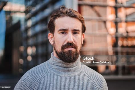 야외에서 고립된 젊은 백인 남자의 초상화를 닫습니다 남성 모델의 실제 감정의 사진 촬영 서서 진지해 보인다 얼굴 표정 인간의 본성과 감정 개념 심각한에 대한 스톡 사진 및