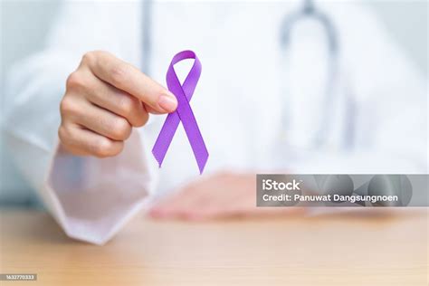 폭력 췌장암 식도암 고환암 알츠하이머 간질 루푸스 유육종증 및 섬유 근육통에 대한 보라색 리본을 들고있는 의사 인식의 달과 세계 암의 날 개념 10월에 대한 스톡 사진 및