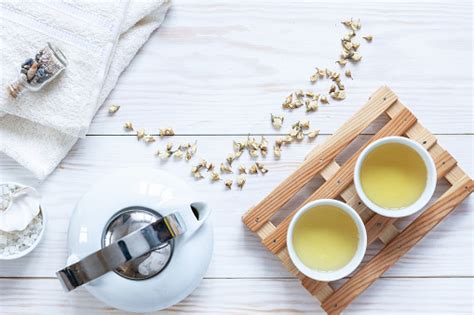 아로마 테라피와 스파 향기로운 바다에 대 한 재료는 소금과 Chinesse 차 수건 천연 화장품 아름다움 흰색 나무 배경에 건강 스파 킷 가 까이 서 최고 보기 평평 하다