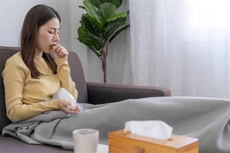 담요 아래에 앉아 두통이 있는 아픈 여성 계절성 인플루엔자 알레르기 고열 및 인플루엔자 휴식 바이러스 코로나바이러스 느낌 질병 호흡기 감기와 독감에 대한 스톡 사진 및 기타