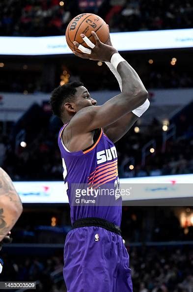 Deandre Ayton Of The Phoenix Suns Shoots The Ball In The Third News