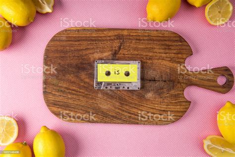 핑크에 복고풍 오디오 카세트와 함께 보드 절단 주위 신선한 레몬의 상위 뷰 0명에 대한 스톡 사진 및 기타 이미지 0명 감귤류 과일 개념 Istock
