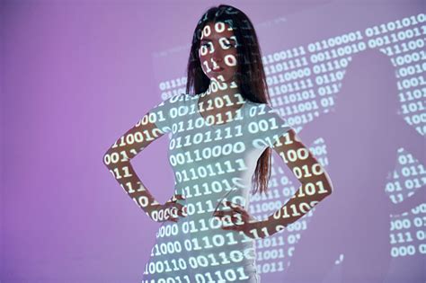 이진 기계 코드 아름다운 젊은 여성이 스튜디오의 프로젝터 네온 조명에 있습니다 0에 대한 스톡 사진 및 기타 이미지 0