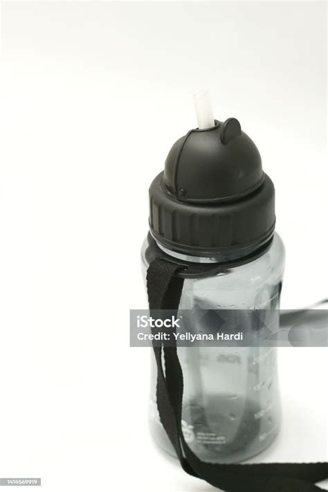 내부에 짚이있는 재사용 가능한 검은 투명 플라스틱 물병과 병을 쉽게 운반 할 수있는 스트랩 고립 된 흰색 배경의 검은 물병 0명에 대한 스톡 사진 및 기타 이미지 Istock