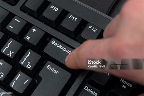 손을 가리키는 시그팅 컴퓨터 키보드 키 타이핑 새로운 아이디어 무선 노트북 키패드를 사용하여 새로운 생각을 입력하는 손가락 두드리기 개념에 대한 스톡 사진 및 기타 이미지