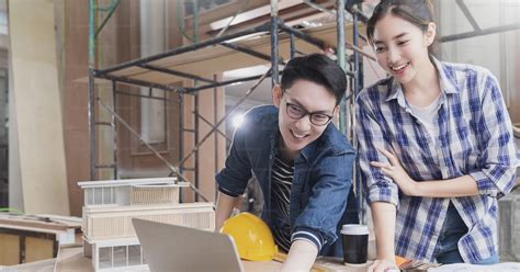 두 명의 똑똑한 남성 여성 아시아 인테리어 디자이너의 컨설팅 회의 또는 청사진 홈 모형 및 재료 샘플과 함께 집 개조 개선 사이트 건설 배경 사진 Unsplash의 산업 이미지