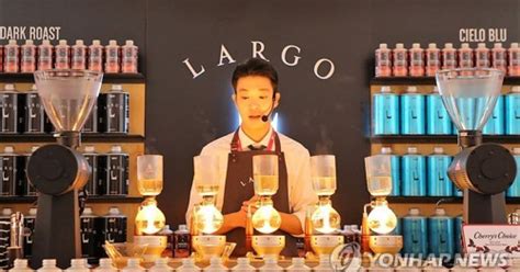 바리스타가 선보이는 Ucc커피