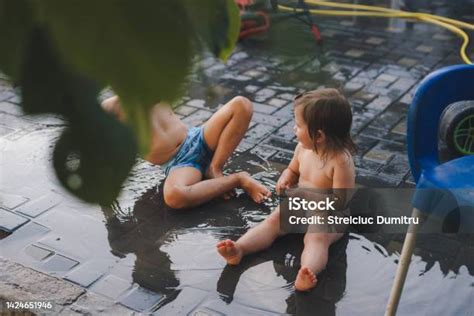 더운 화창한 날에 정원 스프링클러를 가지고 노는 두 명의 젖은 아이들 여름 야외 재미있는 활동 아름다운 일몰 여름 방학 행복한