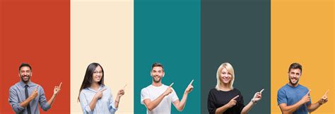 다채로운 줄무늬를 통해 다른 민족 학술 젊은 사람들의 콜라주 분리 배경 웃 고 측면에 두 손과 손가락으로 카메라를 보고 가리키기에 대한 스톡 사진 및 기타 이미지 Istock