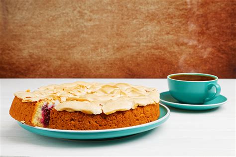 머랭과 흰색 나무 테이블에 차 한 잔을 곁들인 홈메이드 베리 케이크 복사 공간을 참조하십시오 0명에 대한 스톡 사진 및 기타 이미지 Istock