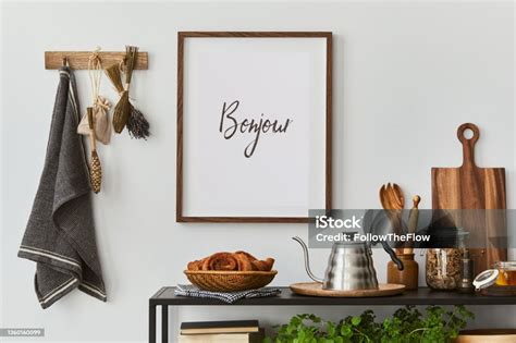 모의 포스터 프레임 블랙 콘솔 주방 직물 주전자 식물 및 복고풍 에서 영감을 얻은 액세서리가있는 세련되고 아늑한 주방 인테리어 구성 템플렛 가을 분위기 식당에 대한 스톡