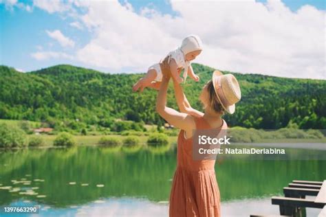엄마와 아기 자연 출산과 모성의 개념 아름다운 여자와 작은 아기는 녹색 자연 배경에서 함께 행복합니다 야외에서 아이와 함께 사랑하는 엄마 2명에 대한 스톡 사진 및 기타