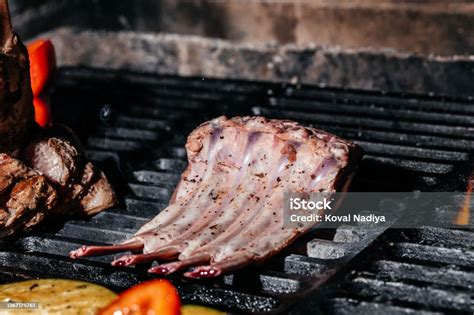 그릴 배경에 양고기의 원시 신선한 랙 해고 된 바베큐 요리 요리 베이커리 컨셉 양고기에 대한 스톡 사진 및 기타 이미지 양고기 훈제 음식 갈비 음식 Istock