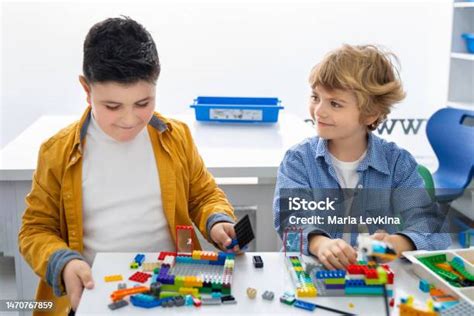 로봇 공학 프로그래밍 수업 아이들은 로봇을 만들고 코딩합니다 생성자 블록과 노트북 원격 제어 조이스틱을 사용한 Stem 교육 학교 아이들을위한 기술 교육 개발 광고 복사