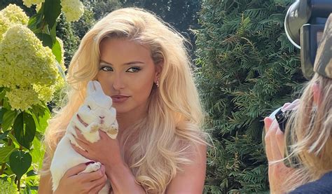 Limburgse Hieke Konings Aait Konijntje Tijdens Playboy Shoot Male Monkey